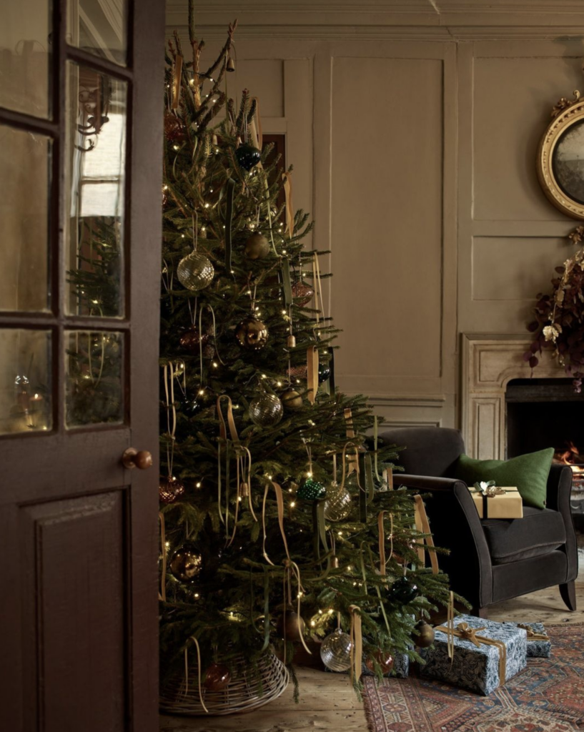 Instagram Saves: The Moody Christmas Trees that Inspiring our Own this ...